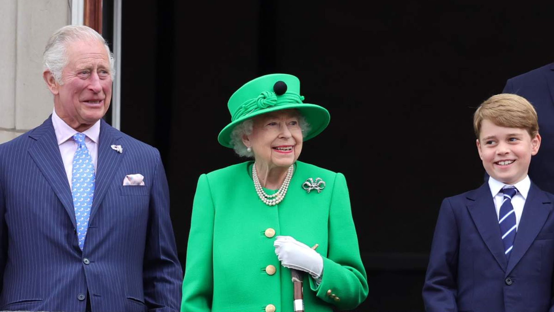 The Queen delights fans with final balcony appearance after four-day ...