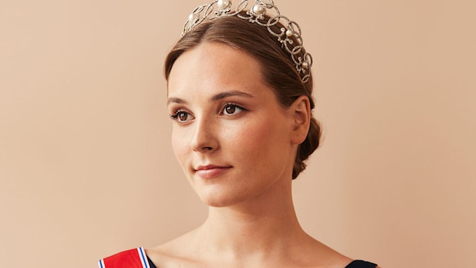 Princess Ingrid Alexandra makes dazzling tiara debut in new 18th ...