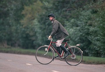 Royals enjoying a bike ride: Prince William, Kate Middleton, Prince ...