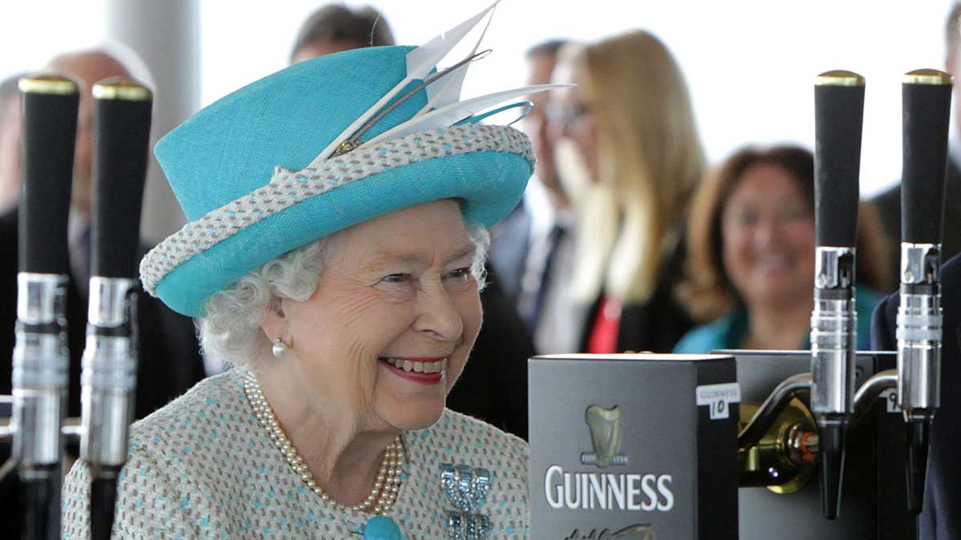 The Queen plans to open pub at her country home - and she's hiring ...