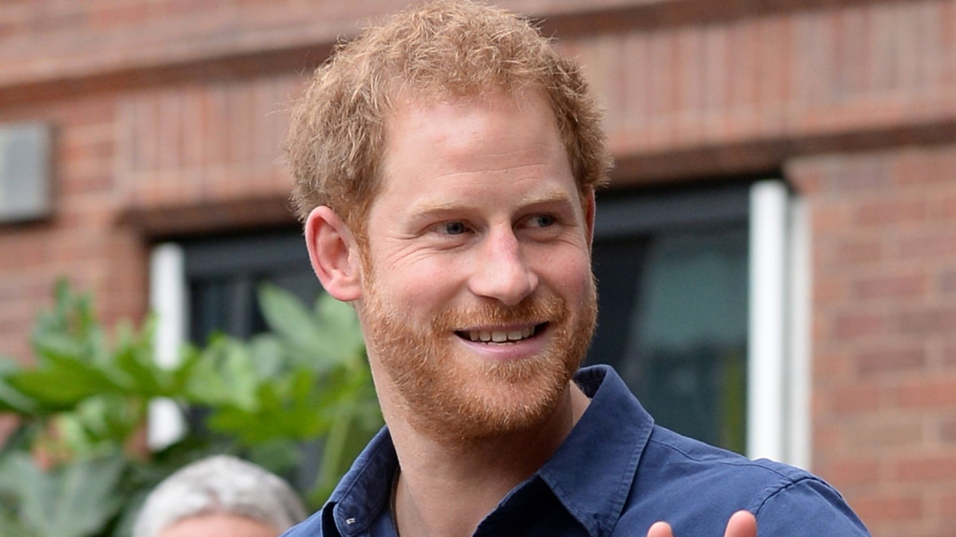 Prince Harry delights fans as he greets close friends with big hug ...