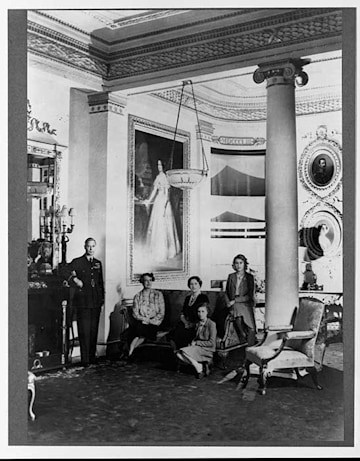 Inside Buckingham Palace's historic Bow Room where Queen Elizabeth II ...