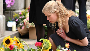 Lady Louise Windsor performs rare curtsy in heartbreaking moment - see ...