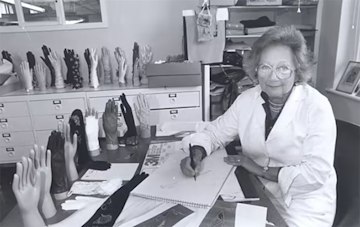 Queen Elizabeth II's personal glove maker pays tribute to Her Majesty ...