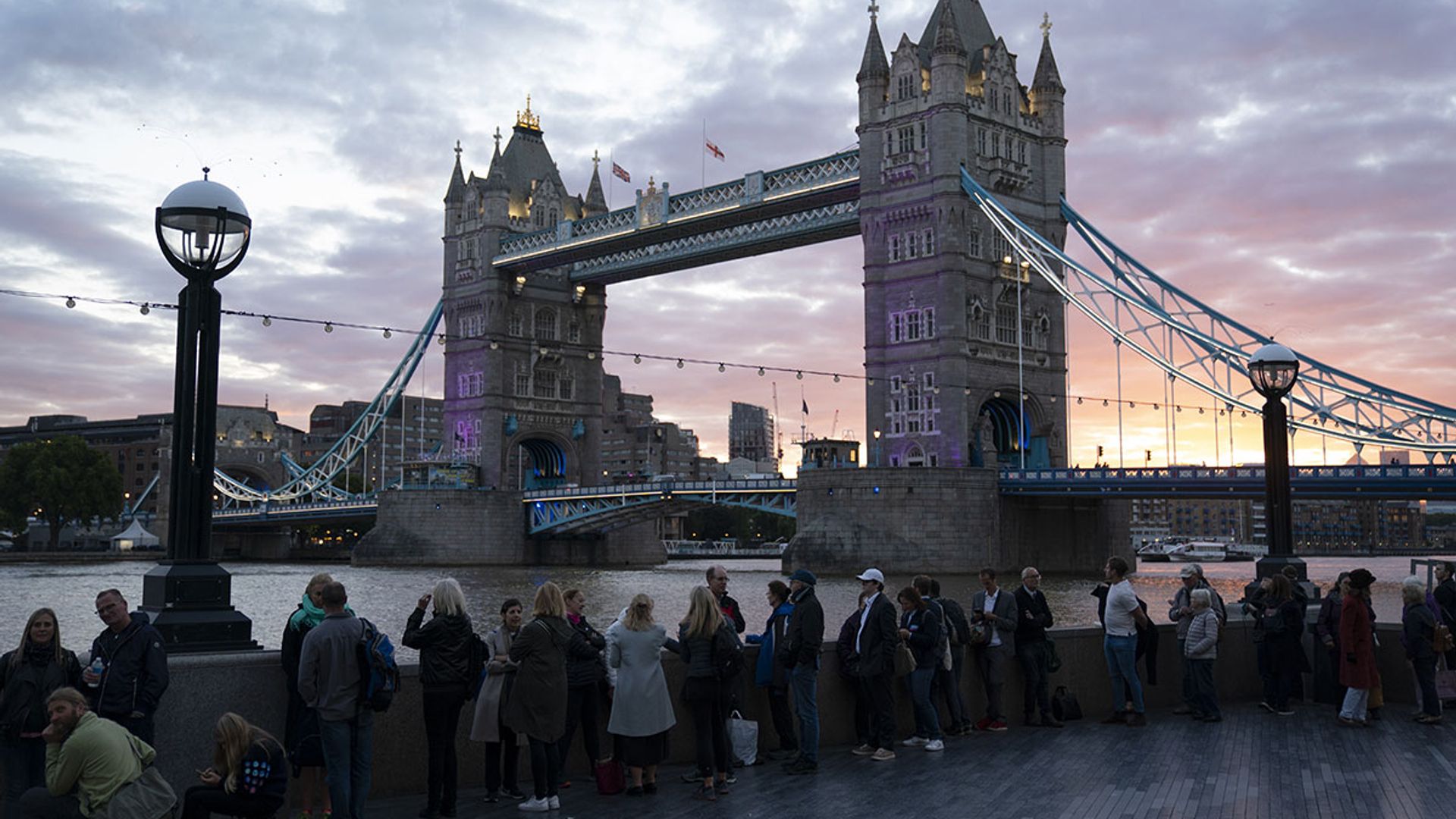 Royal mourners felt compelled to queue HOURS to see the Queen lying in ... Royal mourners felt compelled to queue HOURS to see the Queen lying in ...