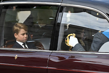 Princess Charlotte tells Prince George to bow to the Queen's coffin ...