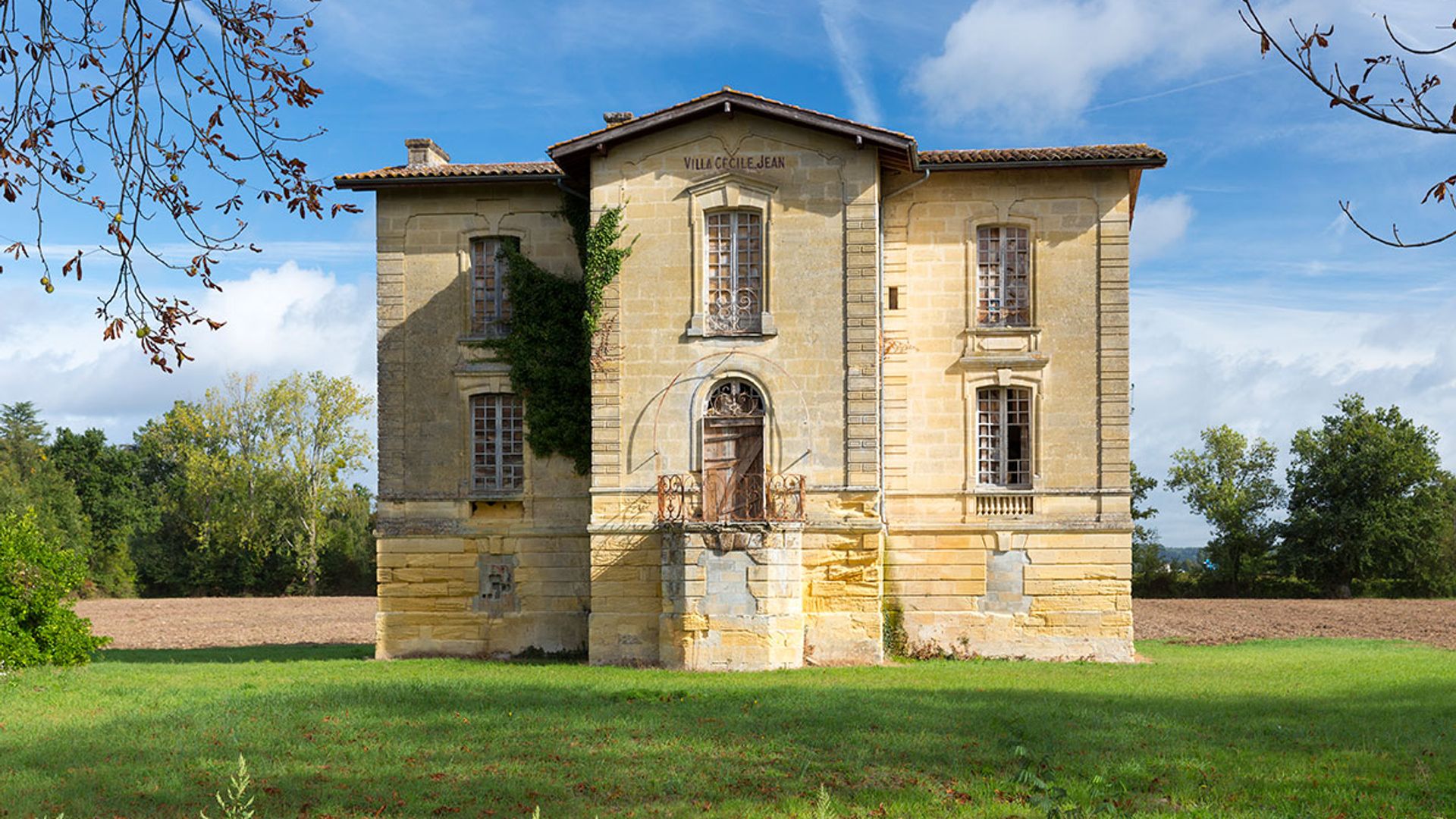 Airbnb goes luxe! You can now rent out a castle for you and your ...