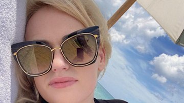 Rebel Wilson's legs look never-ending in stunning beach photo on ...