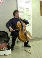 JULIAN LLOYD-WEBBER BECOMES THE FIRST OFFICIAL BUSKER | HELLO!