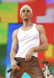 GEORGE BUSH ATTENDS TRIBUTE CONCERT | HELLO!