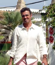 DAVID AND VICTORIA IN GOOD COMPANY WITH FAMOUS NEIGHBOURS | HELLO!