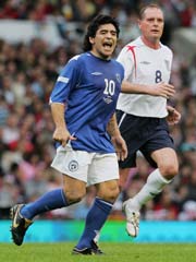 Robbie leads England to football glory | HELLO!