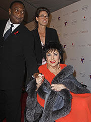 Legendary Elizabeth makes highly-anticipated stage return | HELLO!