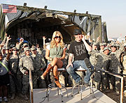 Hot pants Jessica has 'a blast' with American troops on Kuwait visit ...