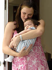 Jennifer and her beach baby sample the sunshine | HELLO!