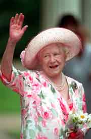 THE QUEEN MUM RETURNS HOME FOR HER 101ST BIRTHDAY CELEBRATIONS | HELLO!