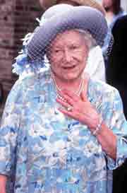 THE QUEEN MUM RETURNS HOME FOR HER 101ST BIRTHDAY CELEBRATIONS | HELLO!