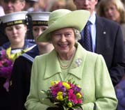 queen elizabeth, QUEEN BRINGS COMFORT TO A CITY IN MOURNING | HELLO!