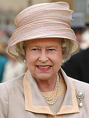 Queen wins primary school raffle | HELLO!