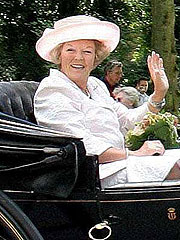 Radiant Queen Beatrix on silver jubilee outing | HELLO!