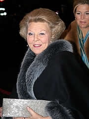 Queen Beatrix glows at jubilee dinner | HELLO!