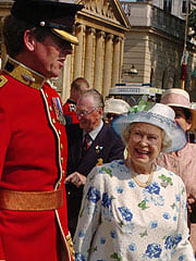 Guards' birthday a tall order for Queen | HELLO!