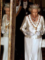 The Queen heads a splendid official display for Saudi king | HELLO!