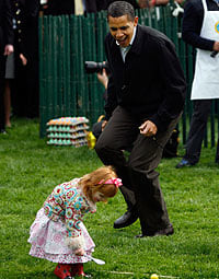 Barack Obama bends the Easter Bunny's ear | HELLO!